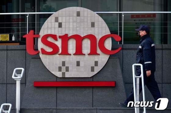 AI 챗봇 열풍으로 '반도체 혹한' 넘었다…TSMC, 3분기 연속 삼성 앞질러