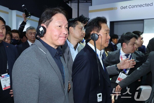 '유리 기판', AI 반도체 시장의 새로운 주역으로 떠오르나…SKC, CES 2025에서 유리 기판 '영업'